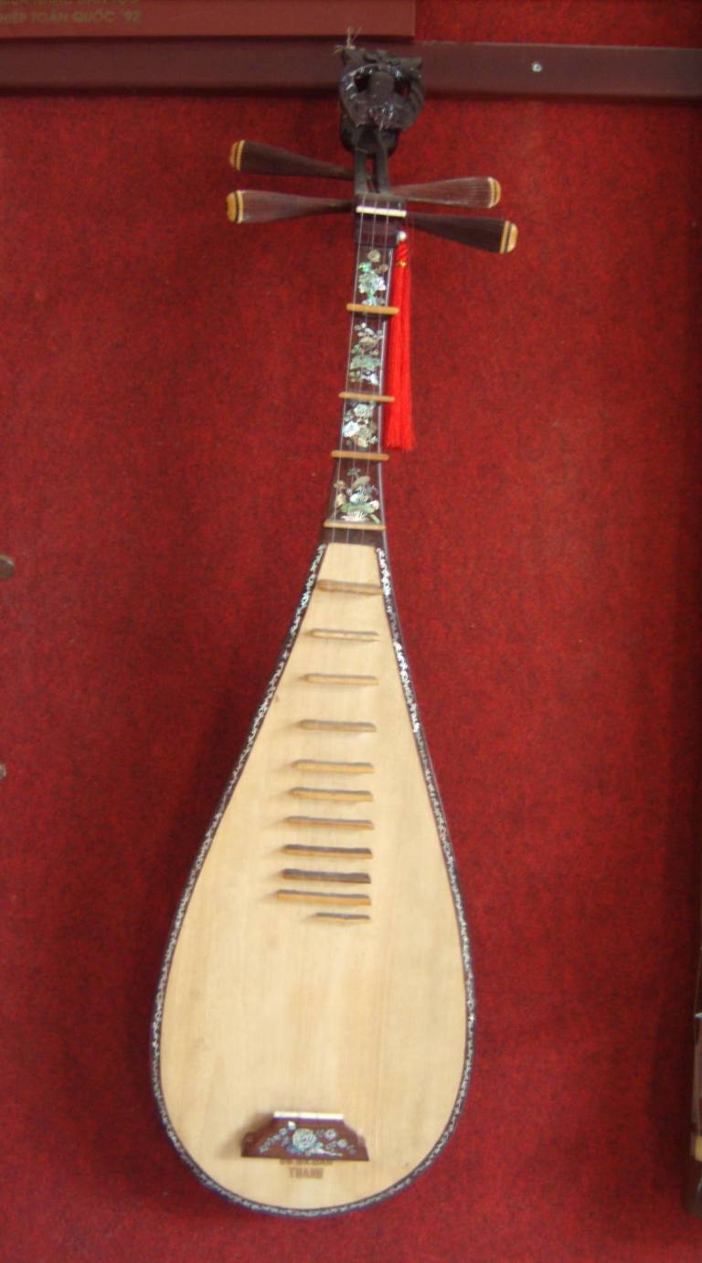 Nhạc cụ cổ truyền VN – Đàn Tỳ Bà | Đọt Chuối Non